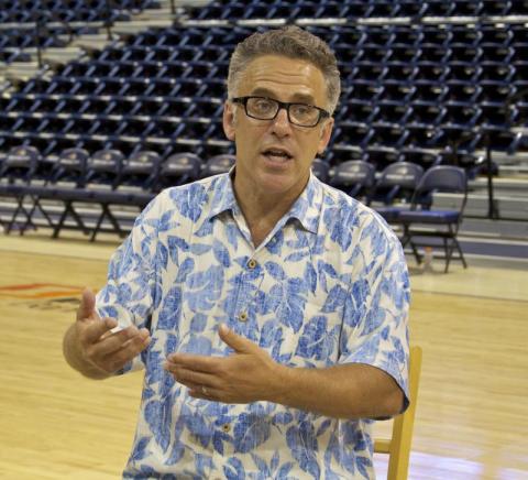 Everett emphasized community in 6th Man Club address – Skyline Sports